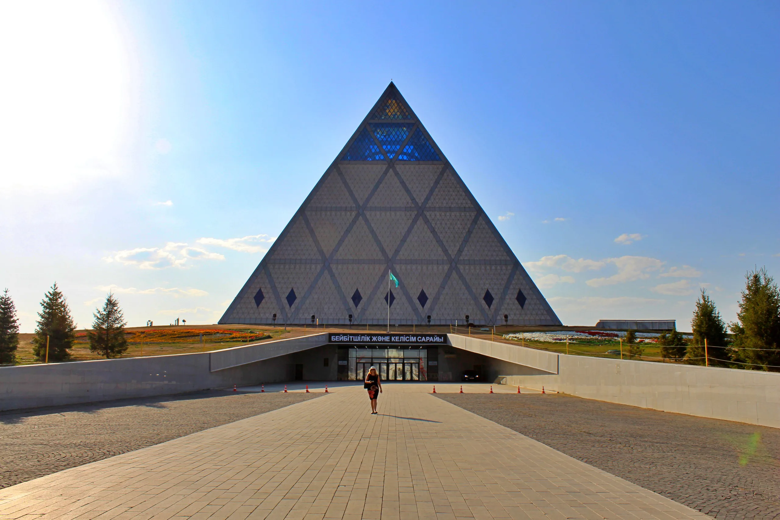 Pyramide des Friedens und der Eintracht in Astana - Entdecke Kasachstan